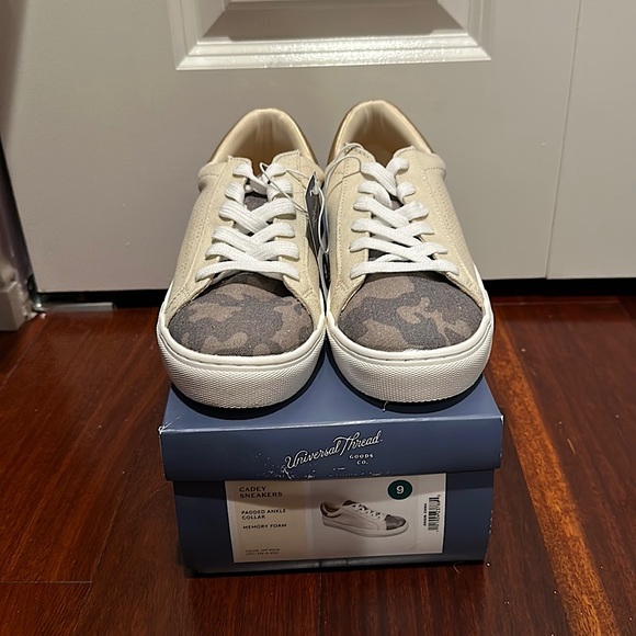 Universal Thread | Shoes | Cadey Sneakers Universal Threads Goods Co ...